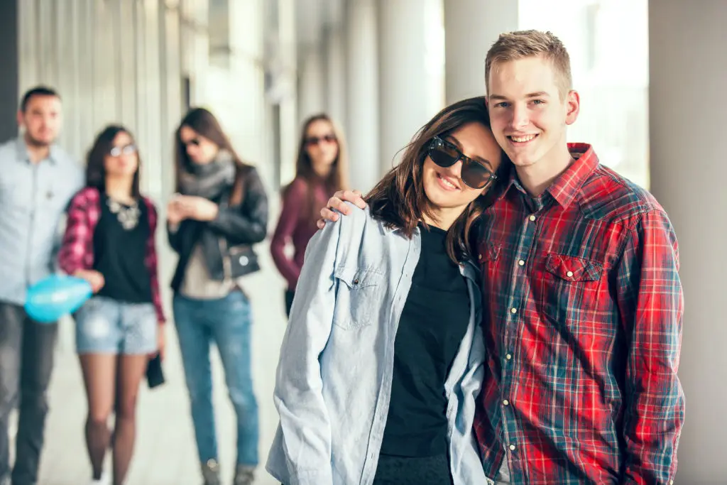 ¿Pueden los chicos y chicas solteros ser simplemente amigos? | ABN Radio
