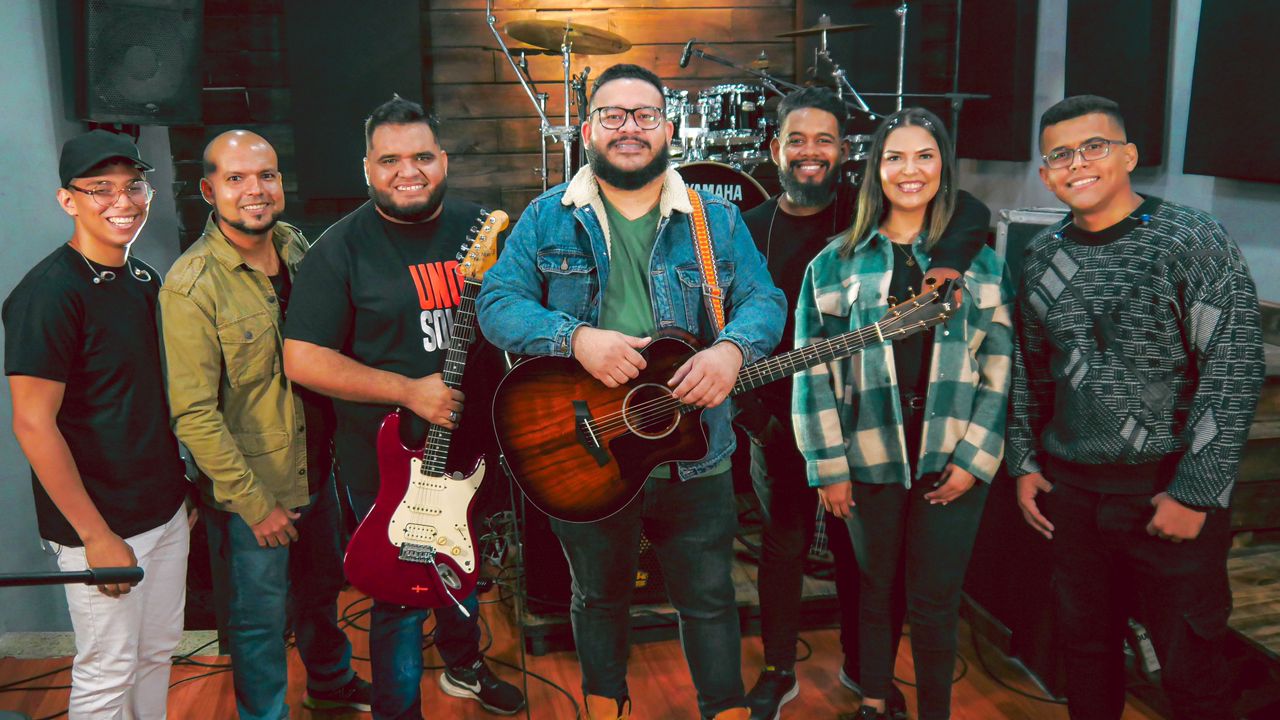 El cantautor venezolano Daniel Mendoza Presenta su mas reciente álbum ...
