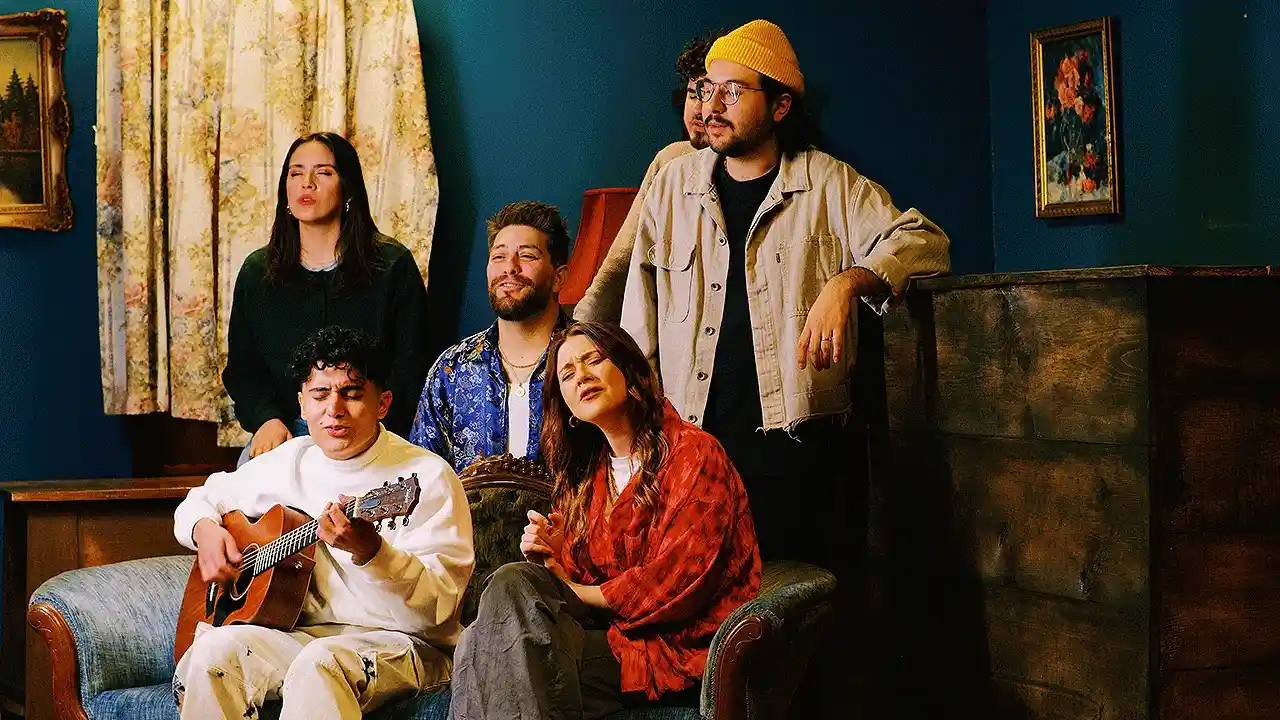 Un Corazón presenta una versión regional de su canción "Regrésanos ...