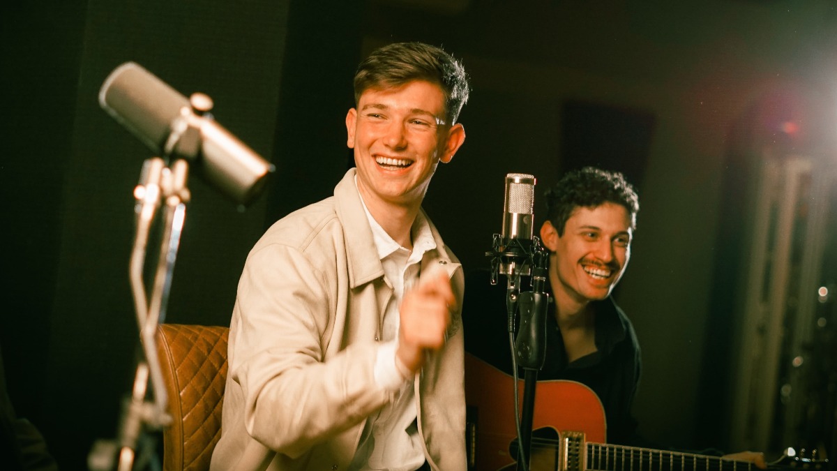 «Cada Día (Acústico)»: Matthew Hotton revive sus raíces en su nuevo ...